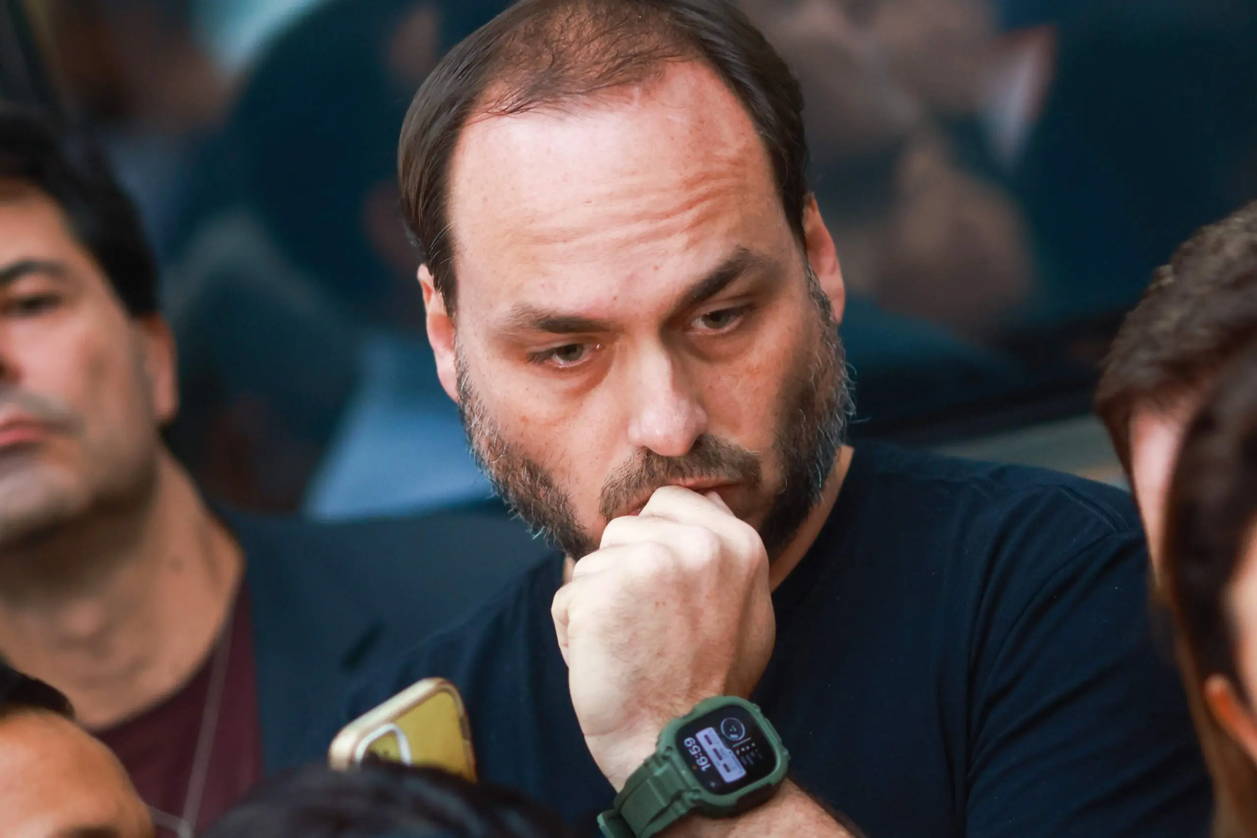 Carlos pede a Jair Bolsonaro que resista por amor aos filhos e apoiadores