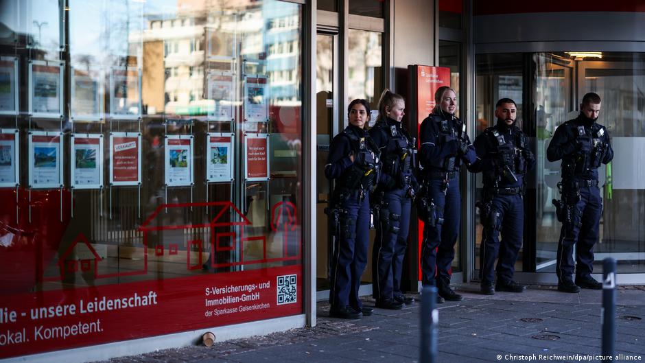 Germany: Gelsenkirchen bank thieves used 'manipulated' door