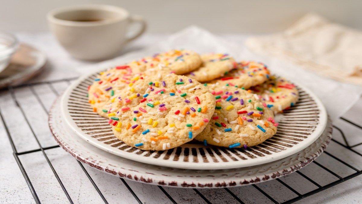 Konfetti-Party auf dem Backblech: bunte Cookies für alle
