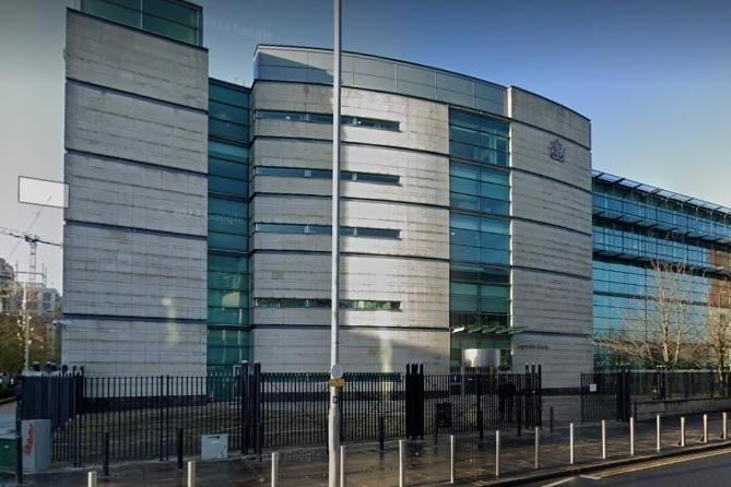 Pub punch accused has 470 previous convictions, court is told