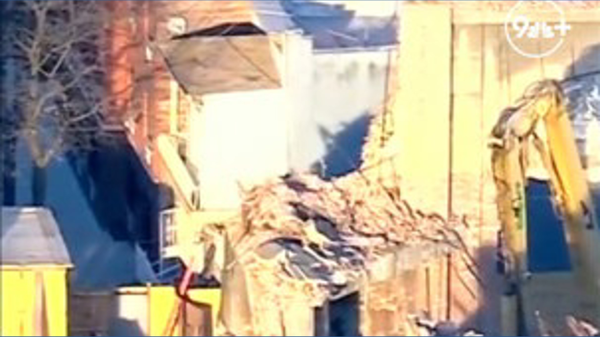 NY building partially collapses