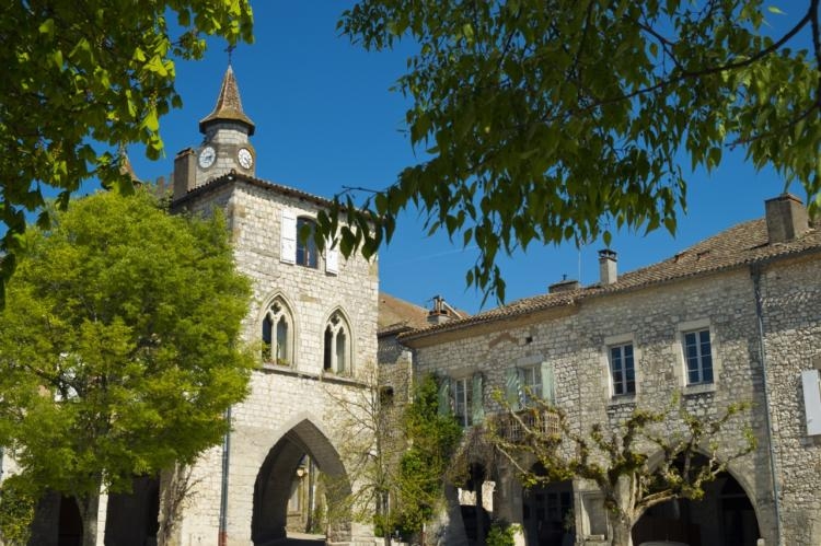 Perchée sur sa colline, cette bastide médiévale du Lot-et-Garonne est l ...