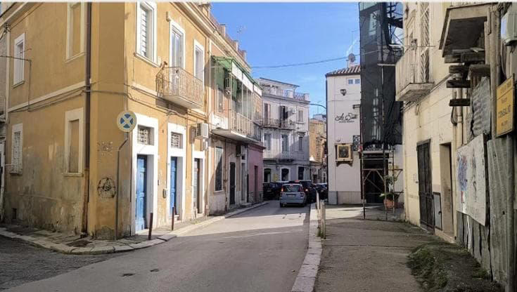 Foggia, anziano perseguitato da baby gang: pietre e uova ogni sera ...