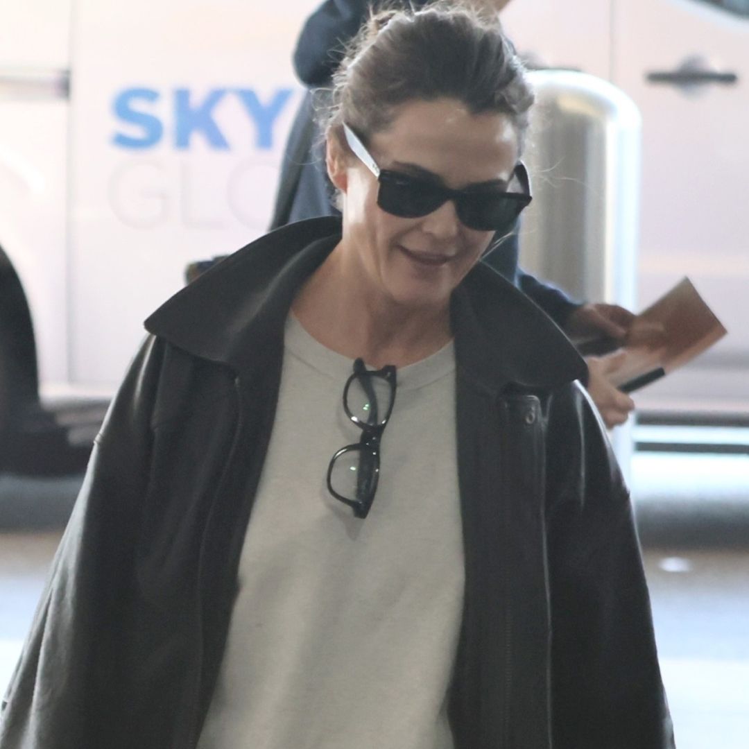 Keri Russell's post-Golden Globes travel outfit includes New Balance ...
