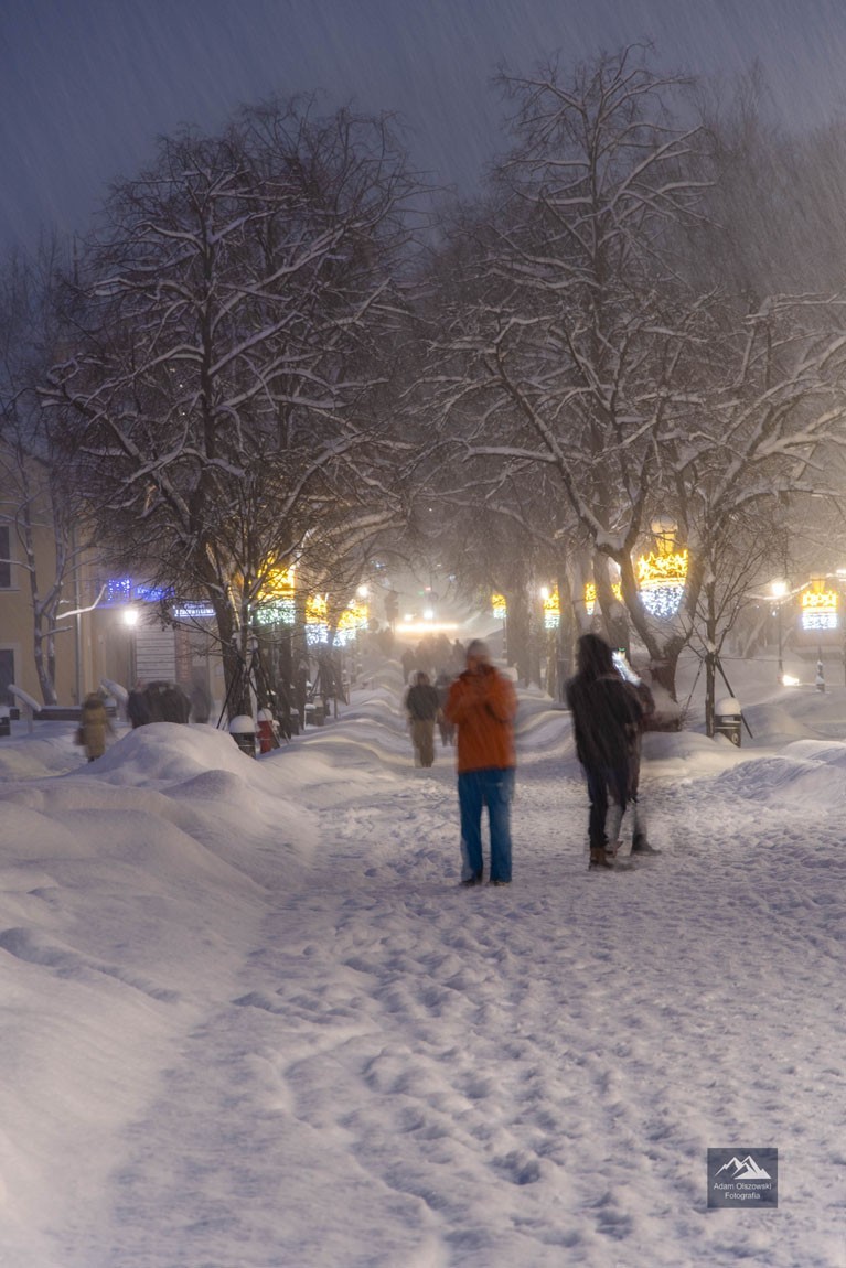 W Krynicy-Zdroju spadła niewyobrażalna ilość śniegu. Uzdrowisko wygląda ...