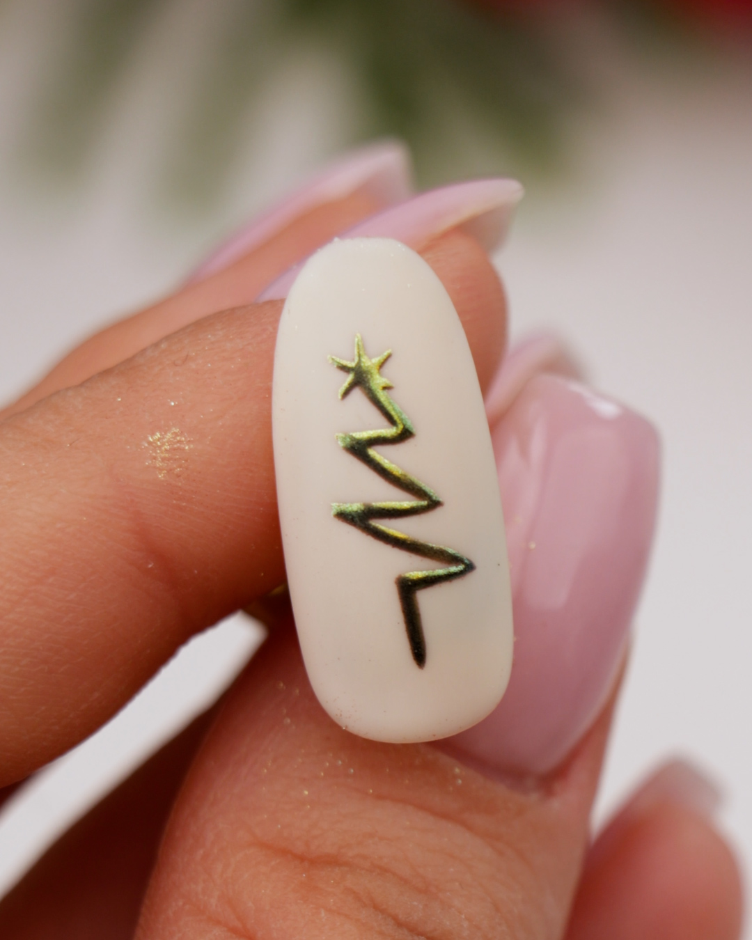 Glowing Christmas tree nail look🎄💅