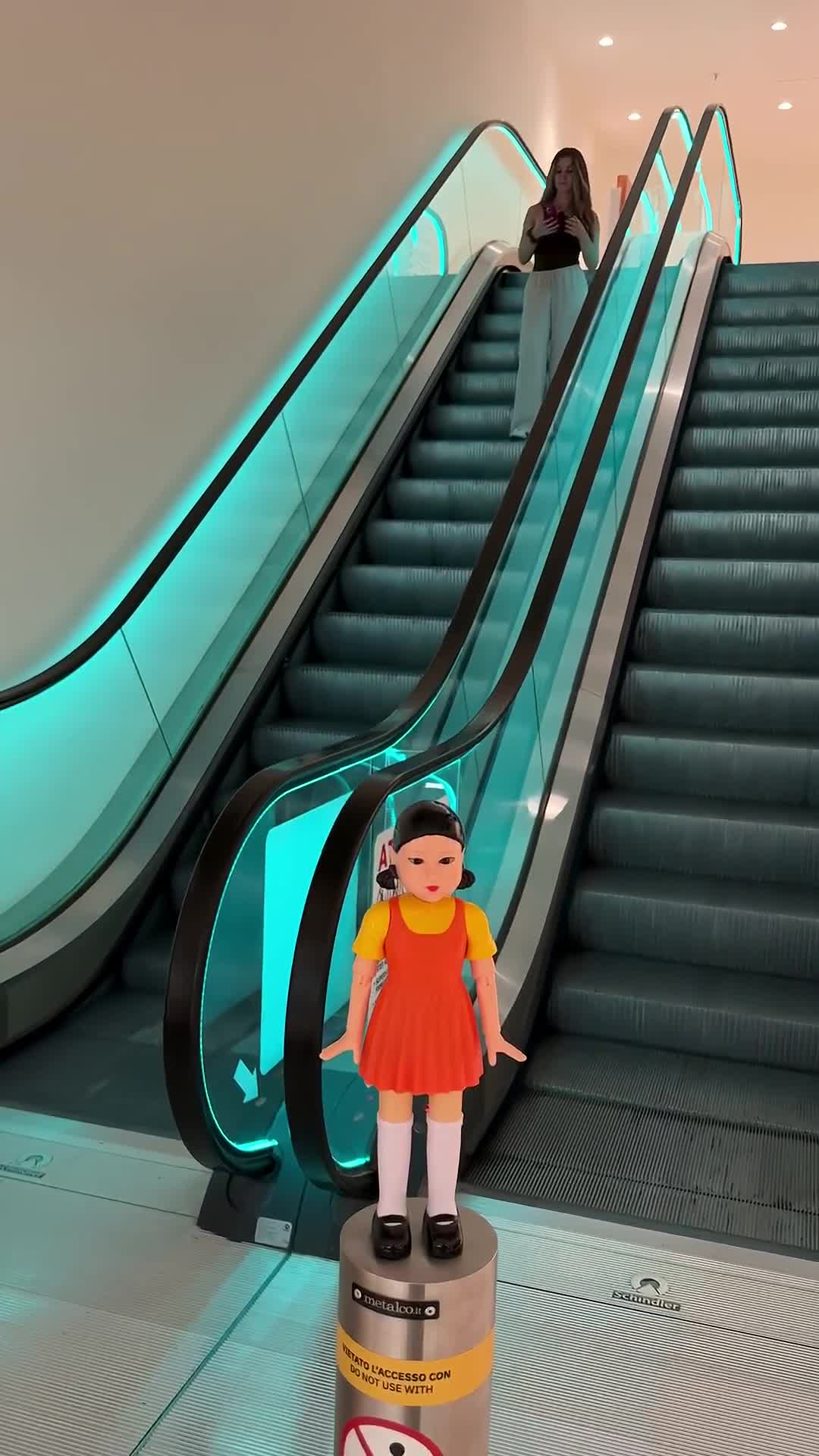 I surprised everyone with an escalator prank!