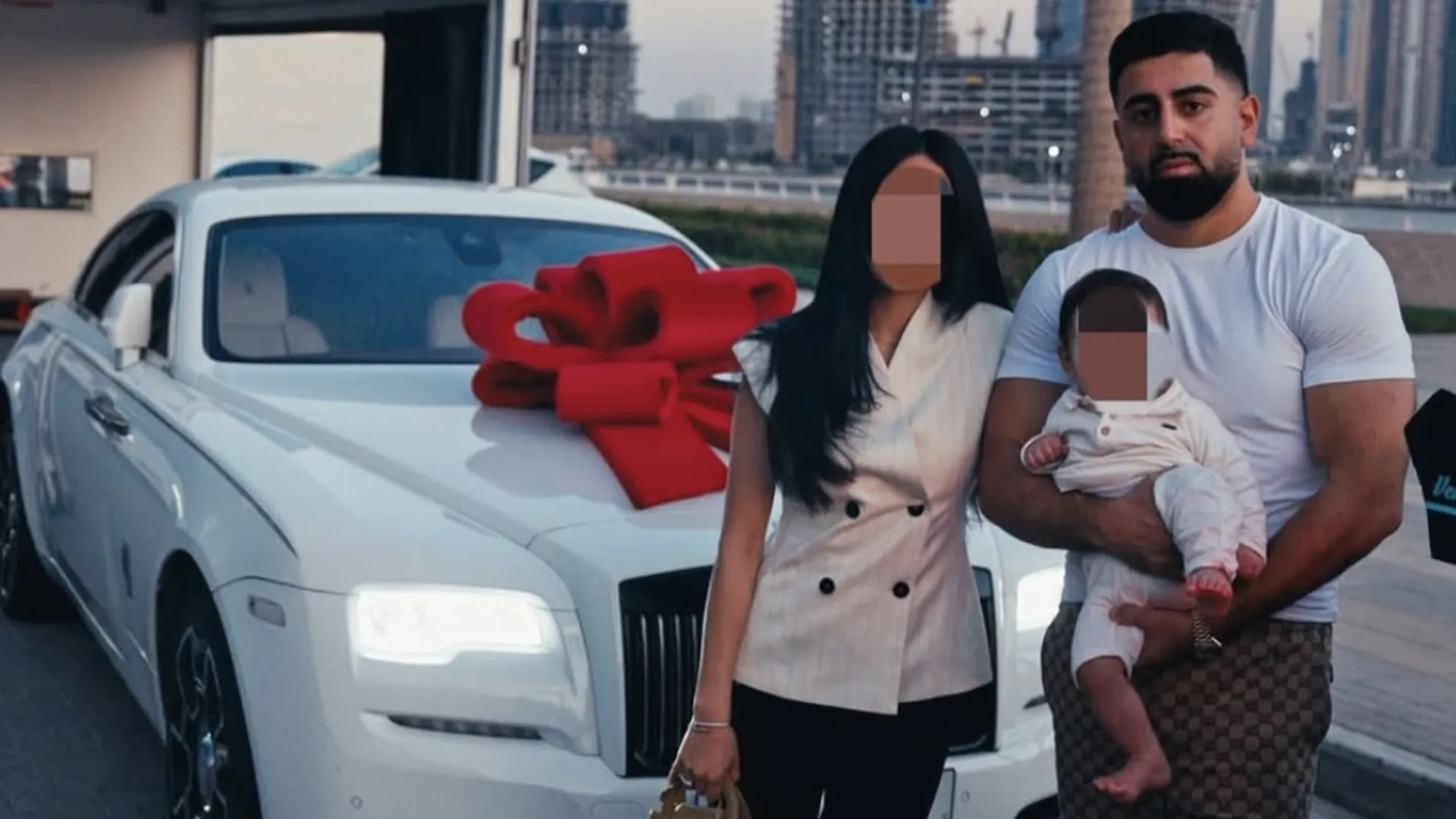 Influencer Joey Bravo vervult ultieme droom en koopt Rolls-Royce Wraith ...