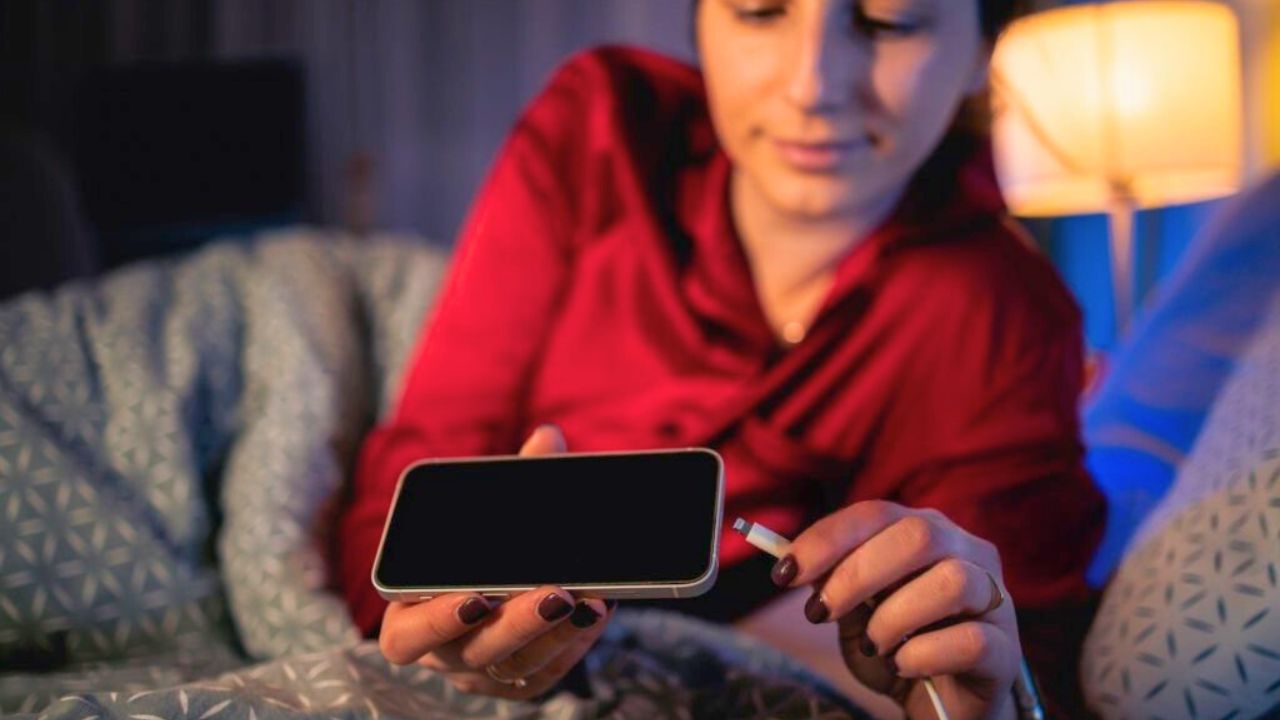 The charging habit that overheats batteries at night and what to do instead