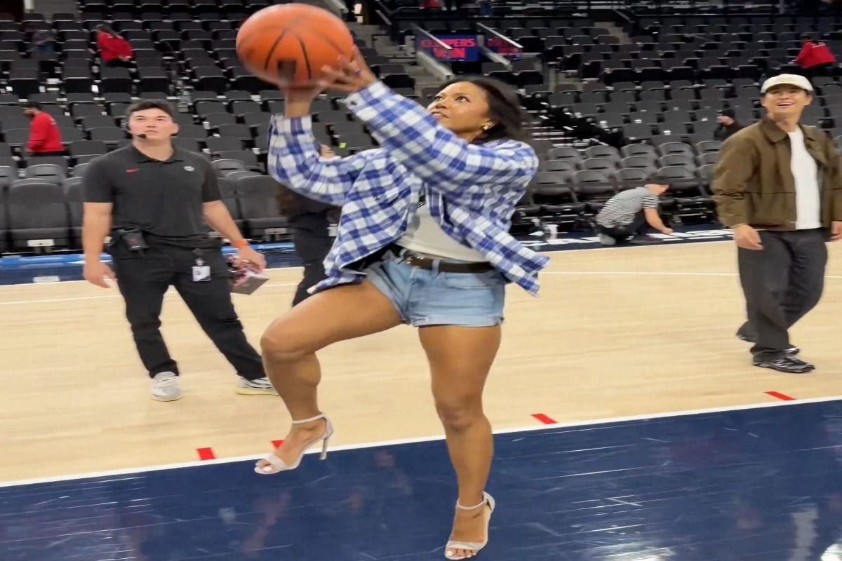 NBA: Η τραγουδίστρια Αμέρι Ρότζερς έκανε σουτάκια με ψηλοτάκουνα και ...