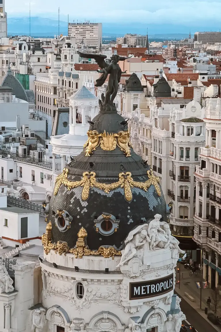 Lázaro Rosa Violán: "El Metrópolis es un símbolo urbano, casi un personaje"