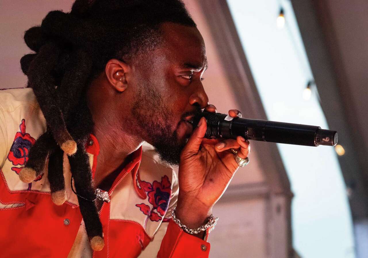 Lizzo, Tim McGraw, Kelly Clarkson, more at Houston Rodeo 2026. How to ...