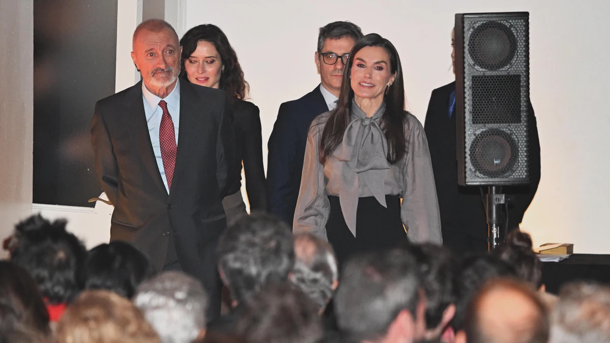 Ayuso reaparece a su vuelta de Argentina con un look sobrio a juego con ...