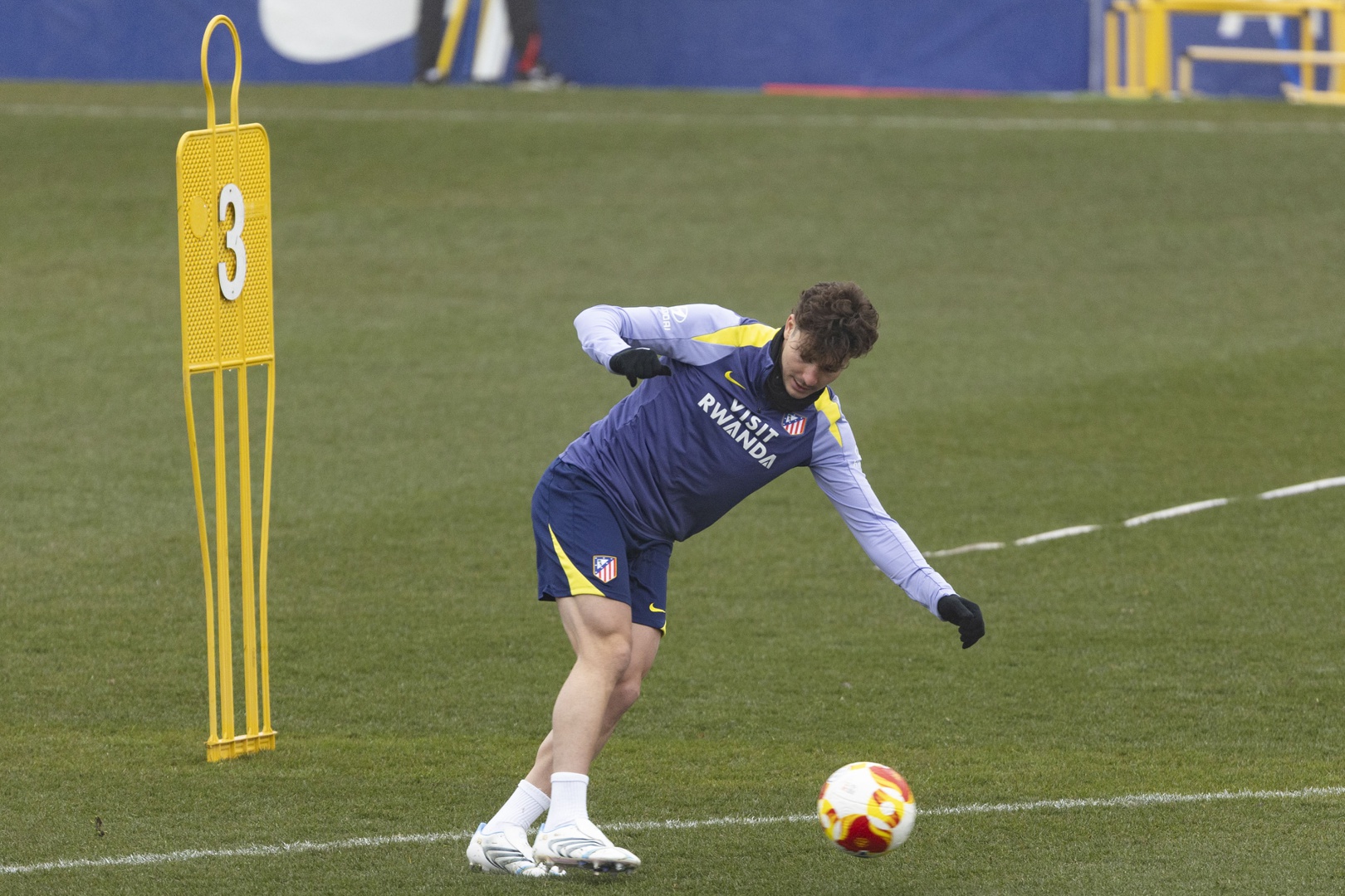 Simeone alinea a Julián Álvarez y Griezmann en ataque