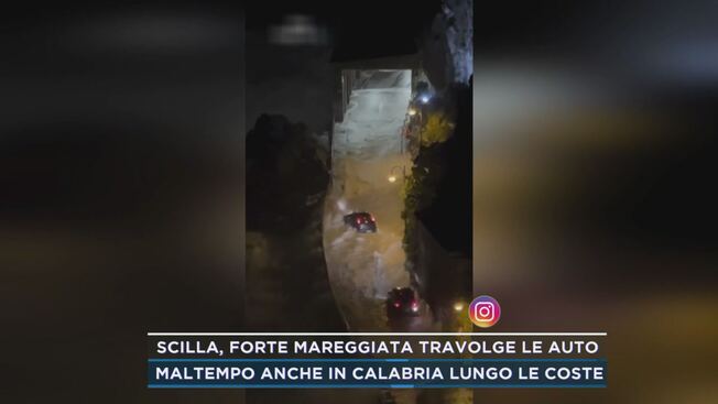 Scilla, forte mareggiata travolge le auto