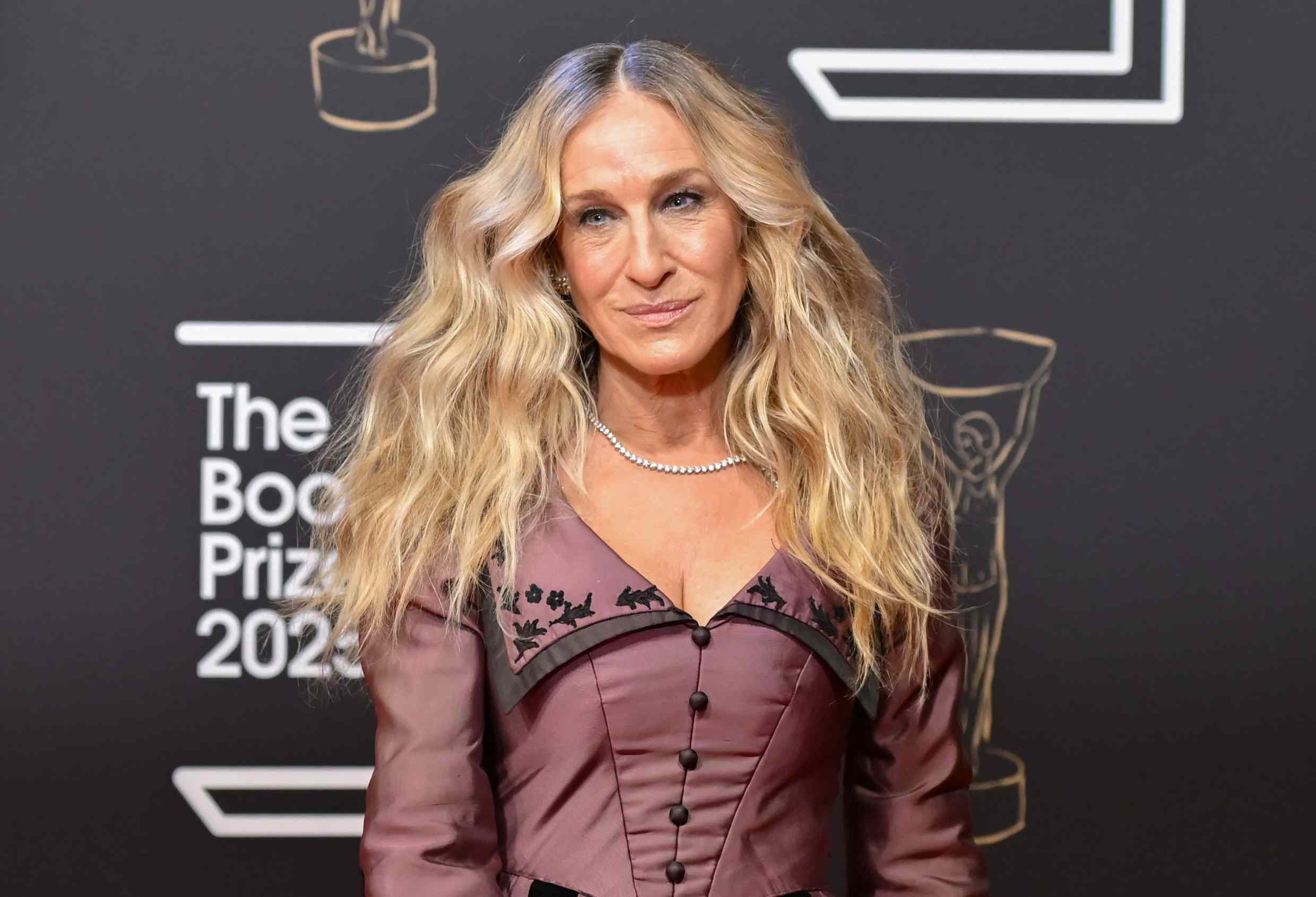 Sarah Jessica Parker recreates polarizing Carrie Bradshaw look in a ...