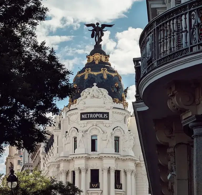 Lázaro Rosa Violán: "El Metrópolis es un símbolo urbano, casi un personaje"
