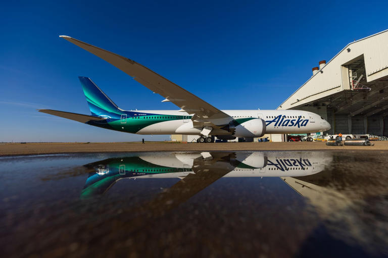 Alaska places huge Boeing order two years after 737 door-plug blowout