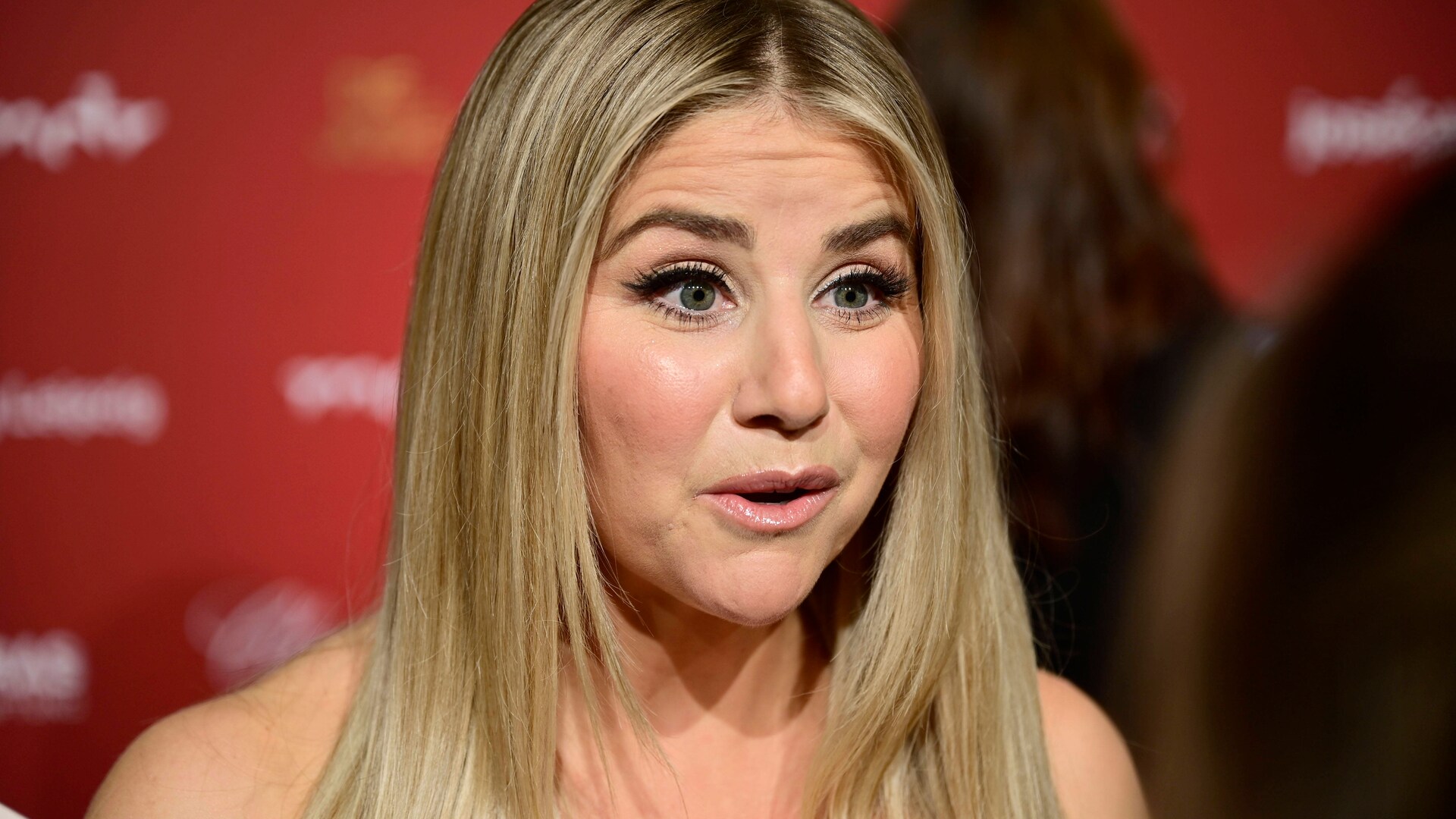 Grüße aus dem Bett: Schlagerstar Beatrice Egli zeigt ihre Power ...