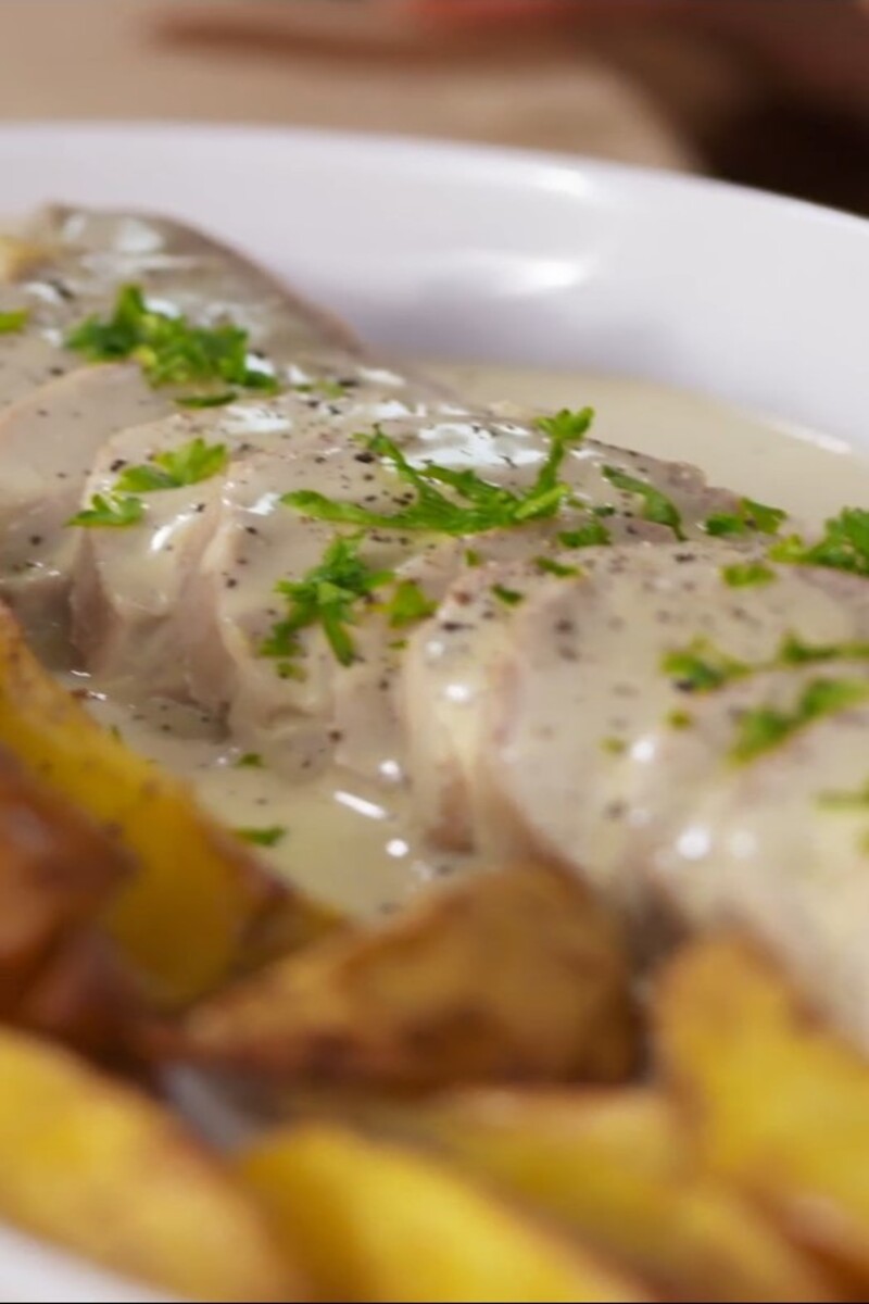 Thịt bê Vitel Tone kiểu Argentina với sốt kem cá ngừ