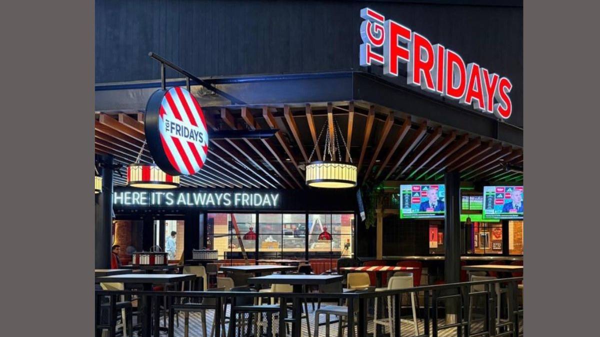 This bankrupt legendary American bar & grill chain is coming back strong