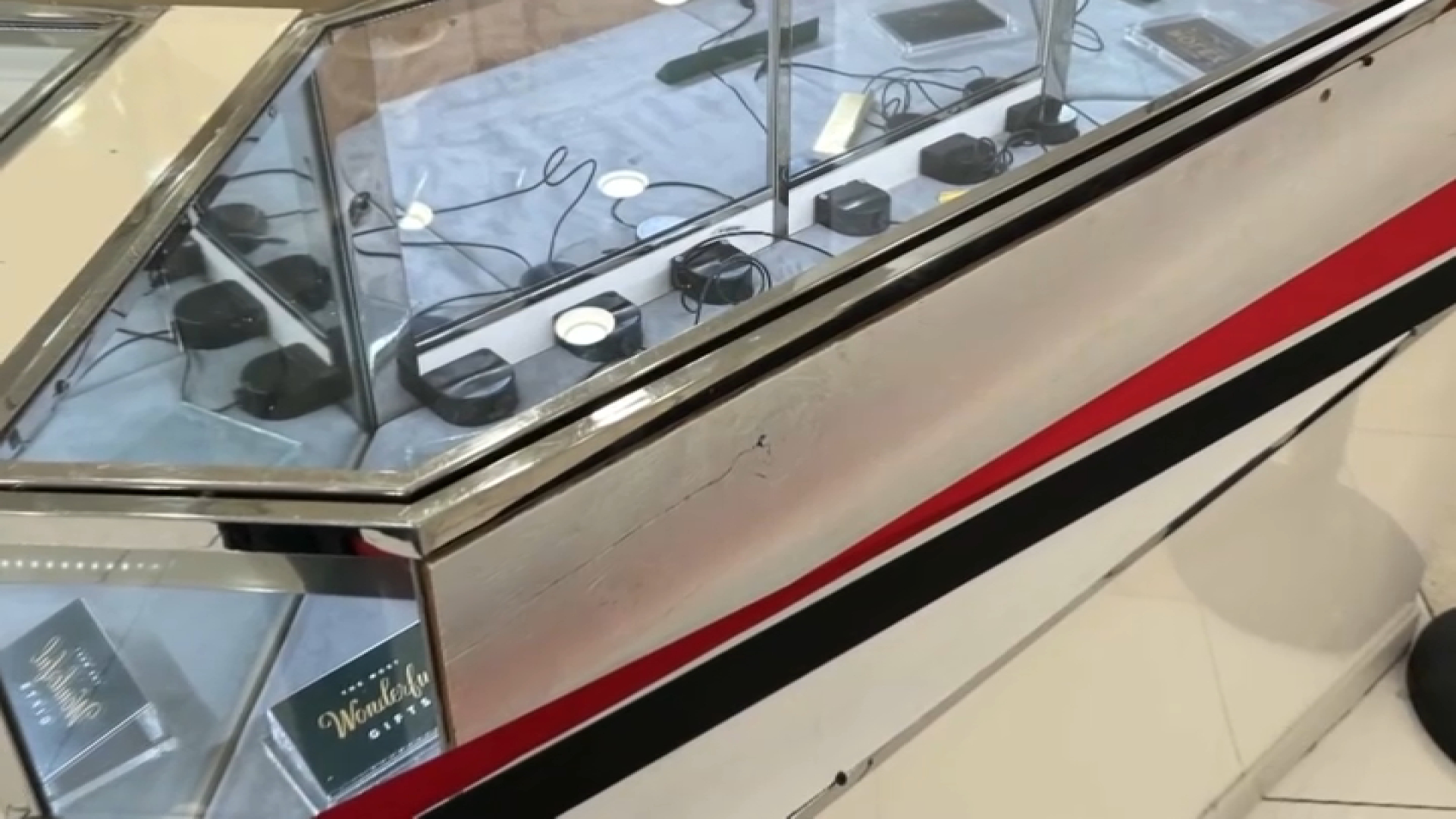 Delincuentes armados con martillos roban joyas dentro de Mecy´s en el ...