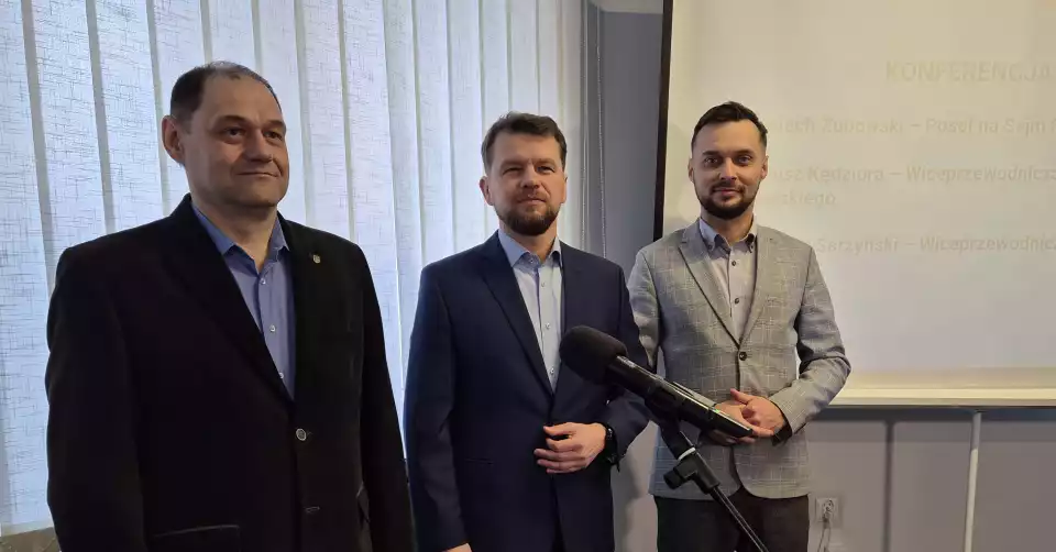 Starosta z posłem „haratają w gałę” na boisku za pieniądze z Polskiego ...