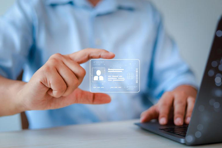 'Spineless' Keir Starmer backtracks on plans for compulsory digital ID ...