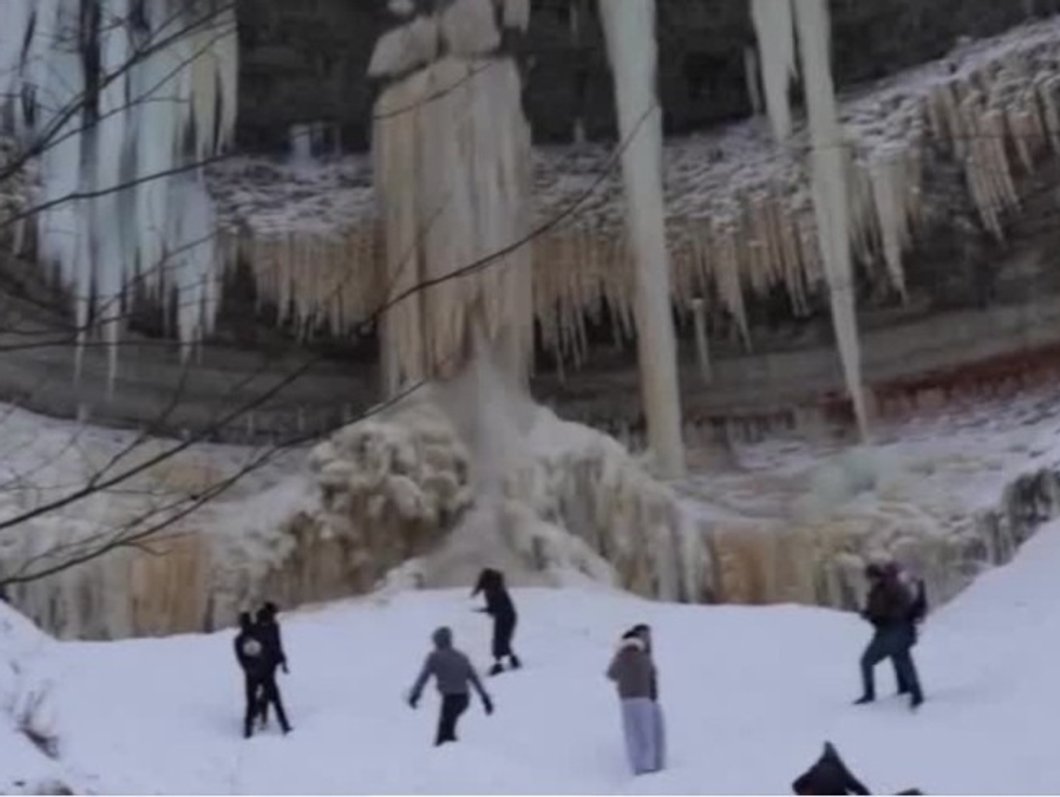 Giant icicles fall - tourists narrowly escape