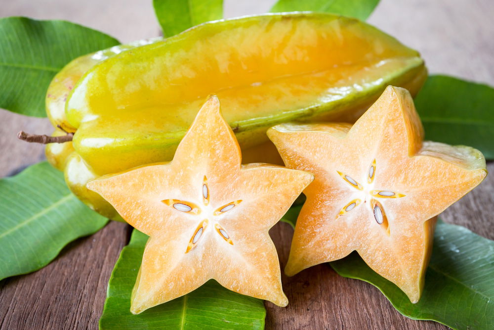 Carambola: 6 benefícios e como consumir (com receitas)