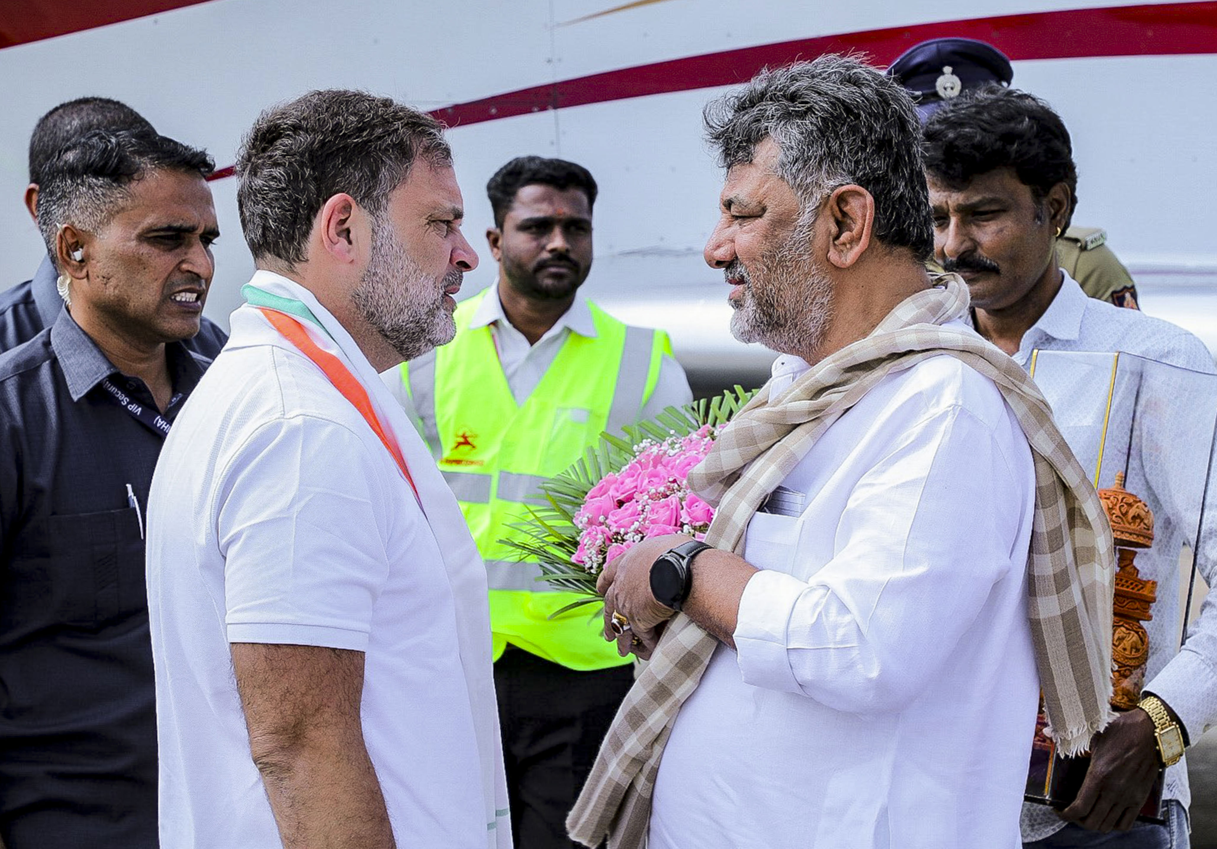 Siddaramaiah, Shivakumar briefly meet Rahul Gandhi amid power tussle in ...