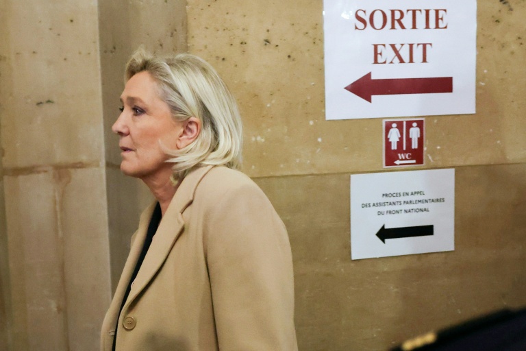 Le Pen wegen Veruntreuungsvorwurf vor Gericht - Prozess entscheidet ...
