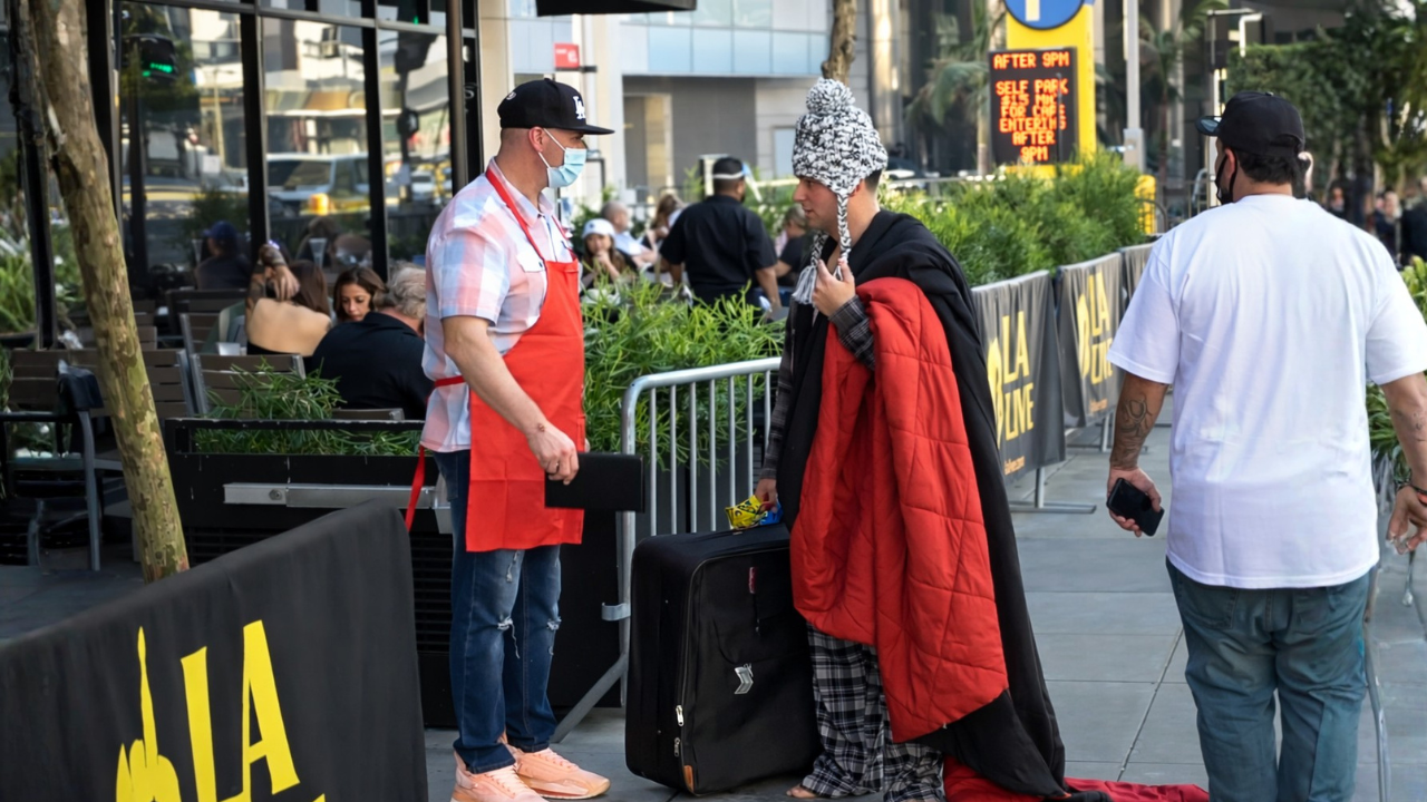 Homeless billionaire exposes restaurant worker