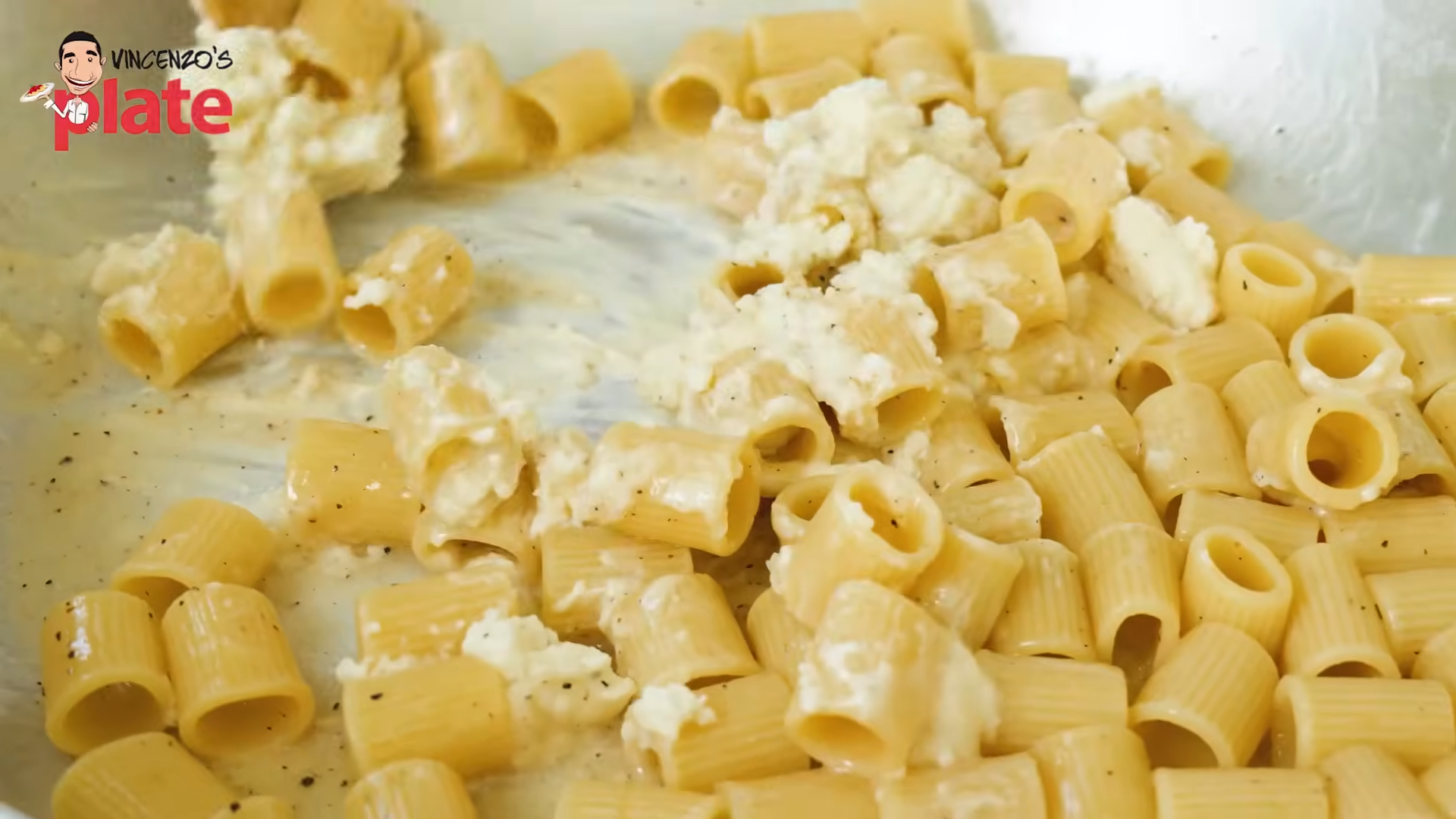 Why you should never add oil to your pasta water
