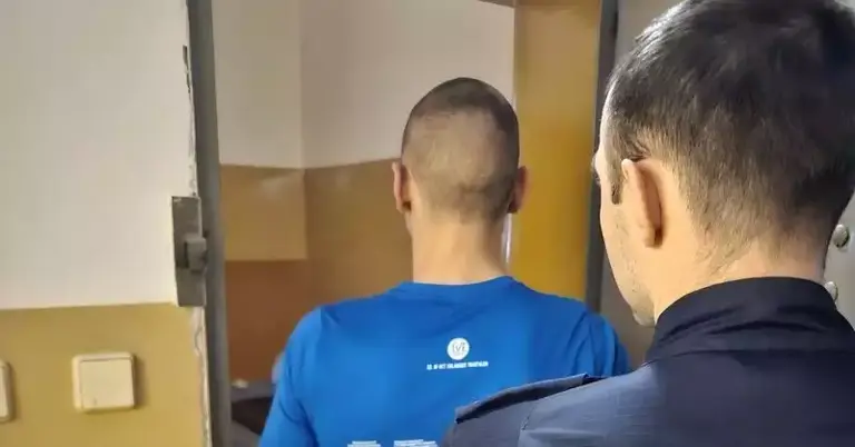 Policjanci przyjechali na patrol z powodu hałasu. Wśród imprezowiczów ...