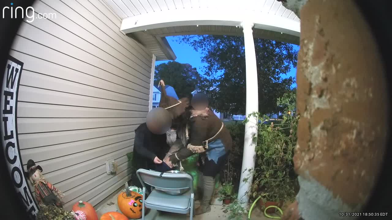 Greedy mom caught on camera emptying candy bowl