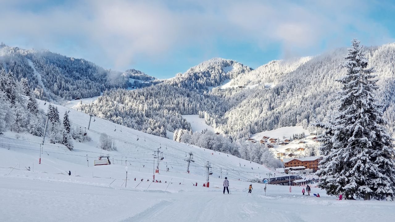 C’est le moment de réserver ! Avec 25 cm de neige au pied des pistes ...
