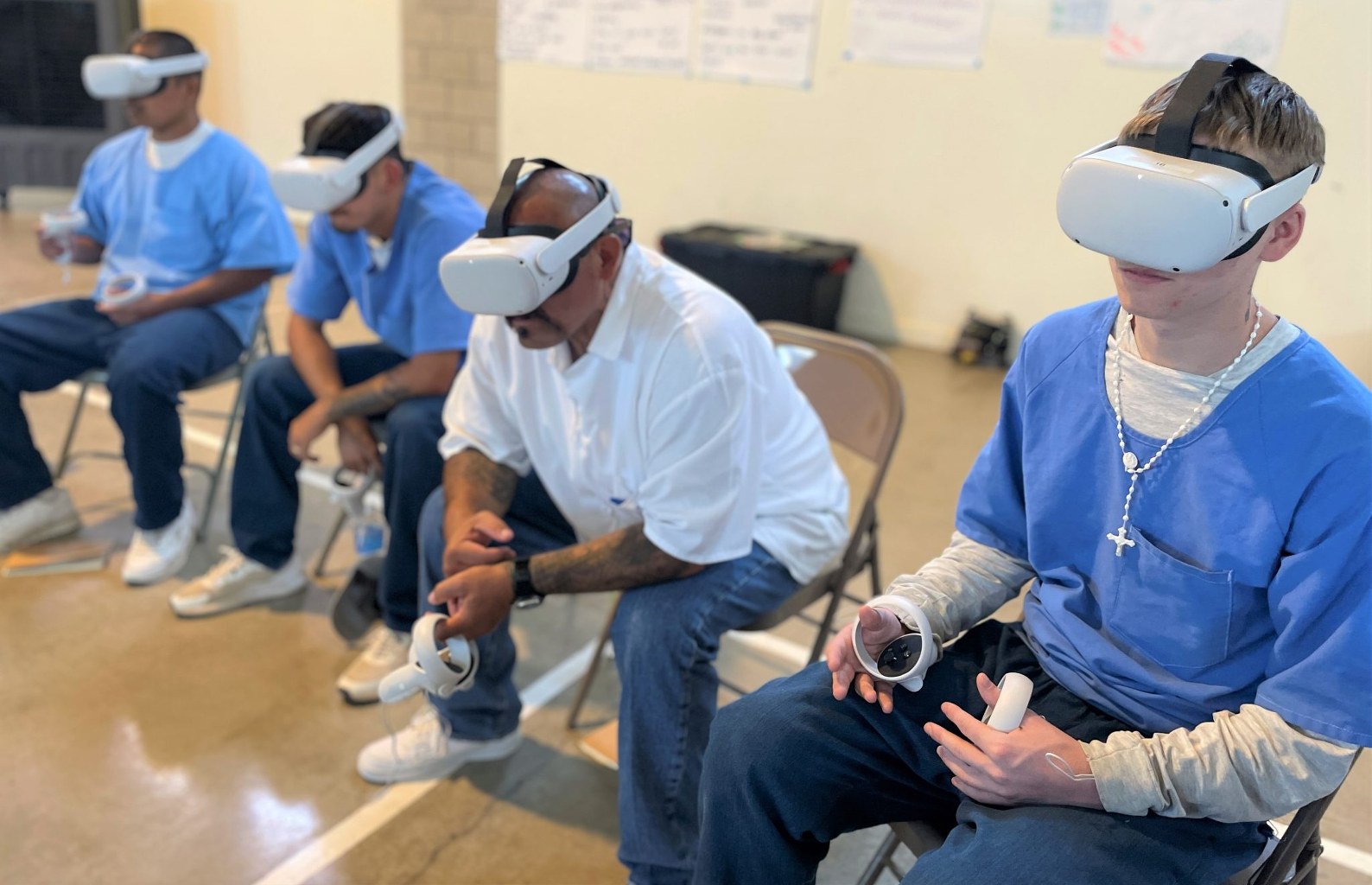 Więźniowie w goglach VR. Ćwiczą rozmowy o pracę i podróżują po świecie