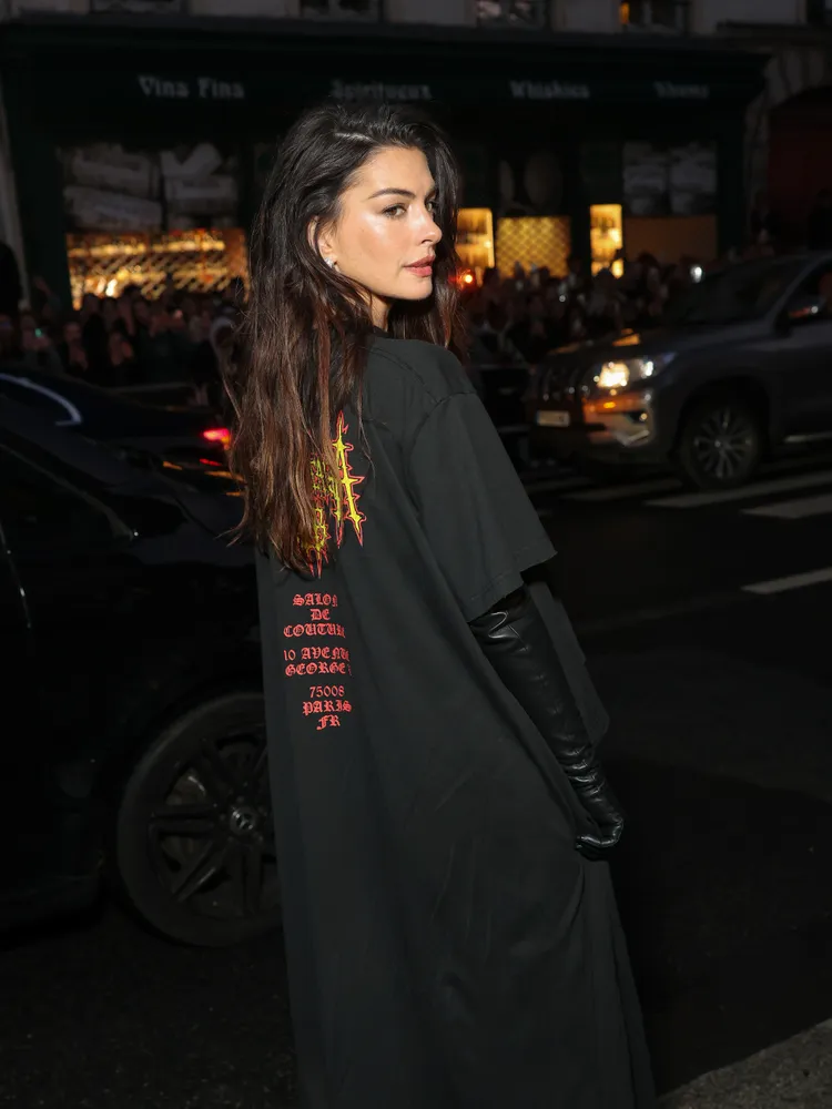 Anne Hathaway rilancia la side part (oversize): il beauty move Y2K che ...
