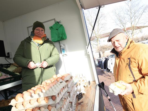 Zwei neue Gesichter auf dem Wochenmarkt: Metzger und Gemüsehändler ...