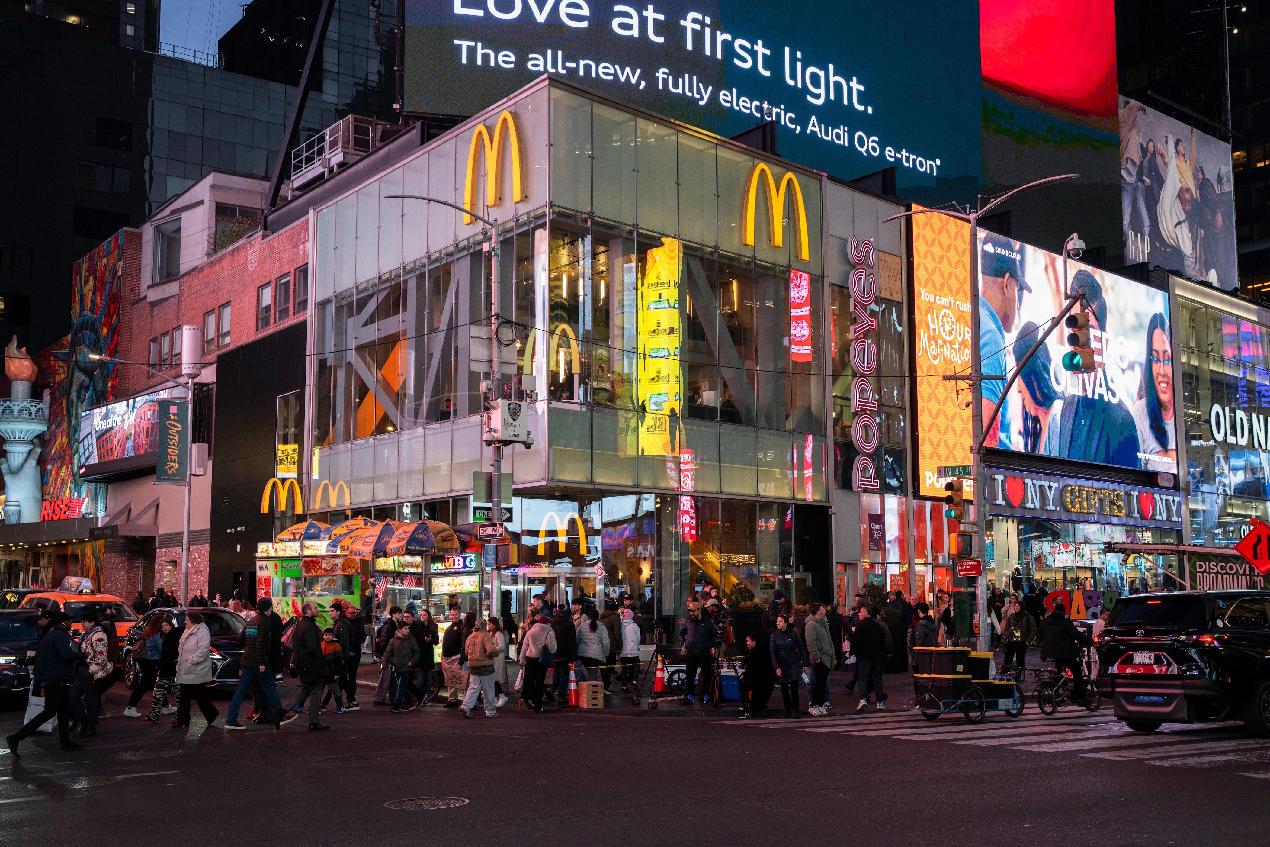 Man stabbed in the stomach in Times Square McDonald's