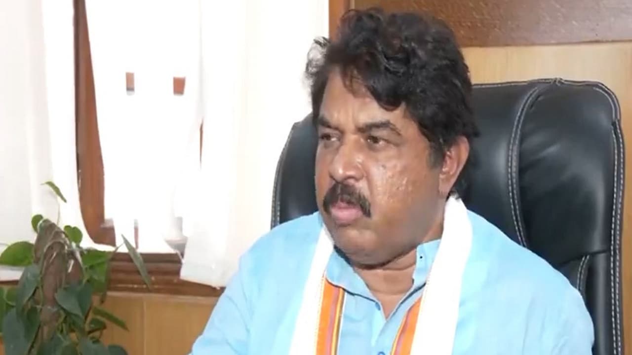 R Ashoka slams K'taka govt for picking Rahul over German chancellor