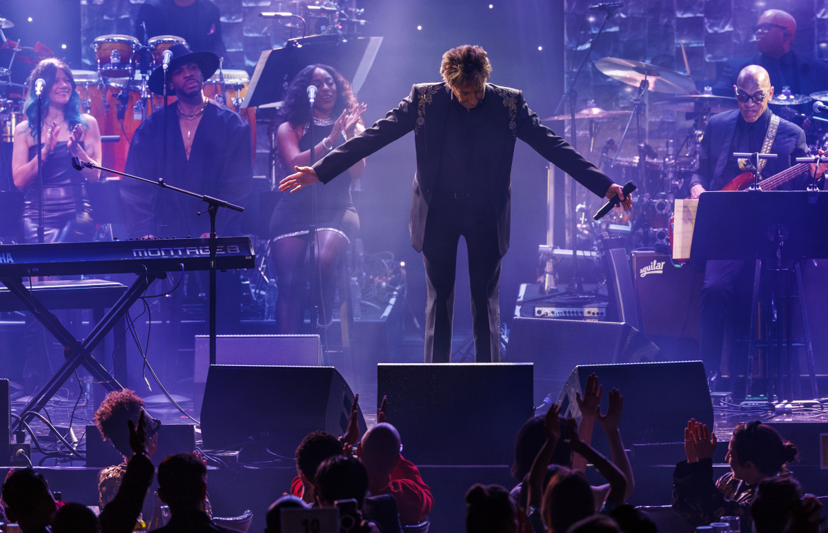 Music icon announces new tour after cancer battle