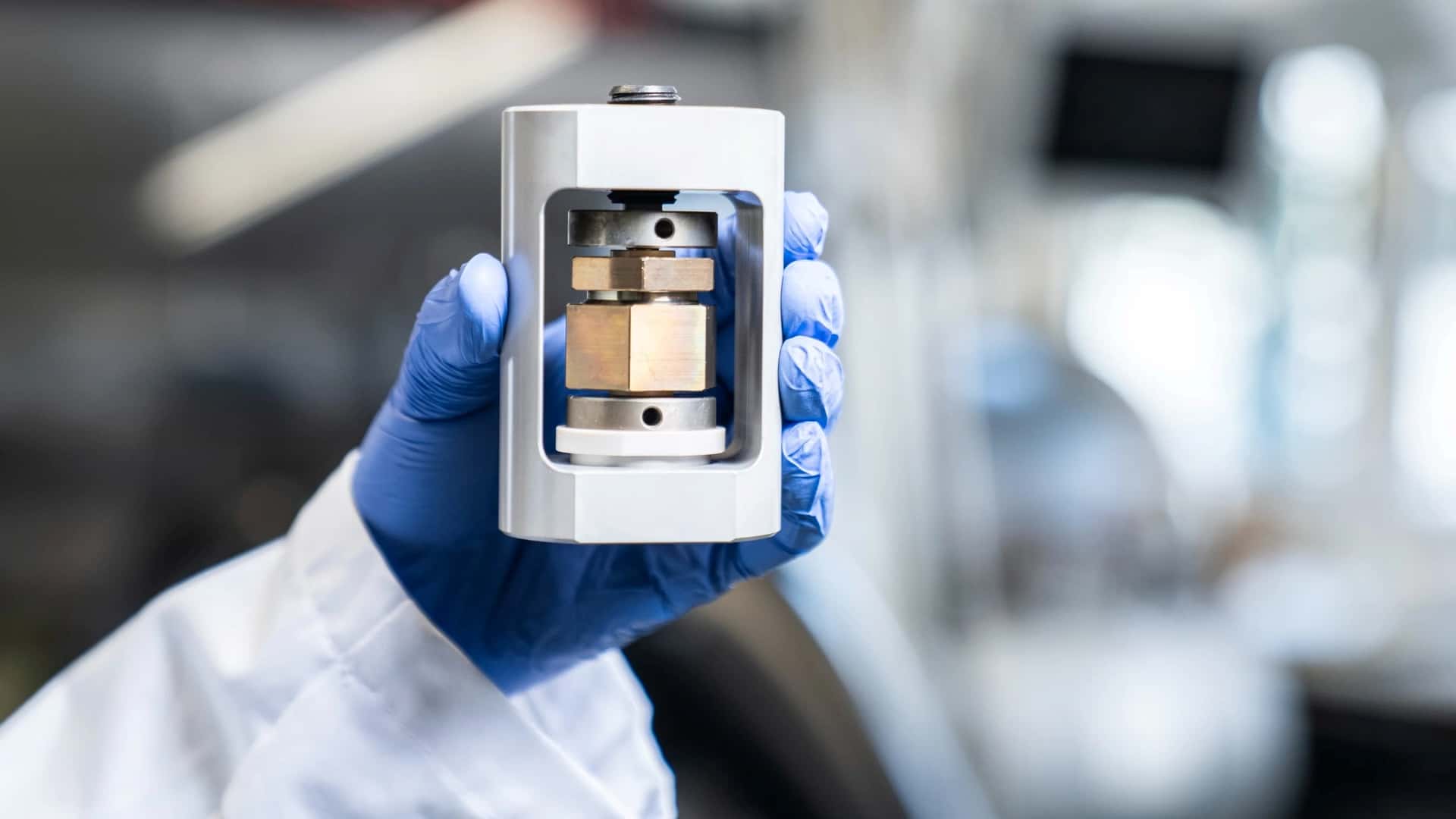 Scoperto come risolvere due ostacoli delle batterie allo stato solido