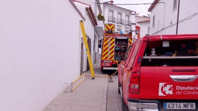 Los bomberos sofocan un incendio en una vivienda de Pozoblanco