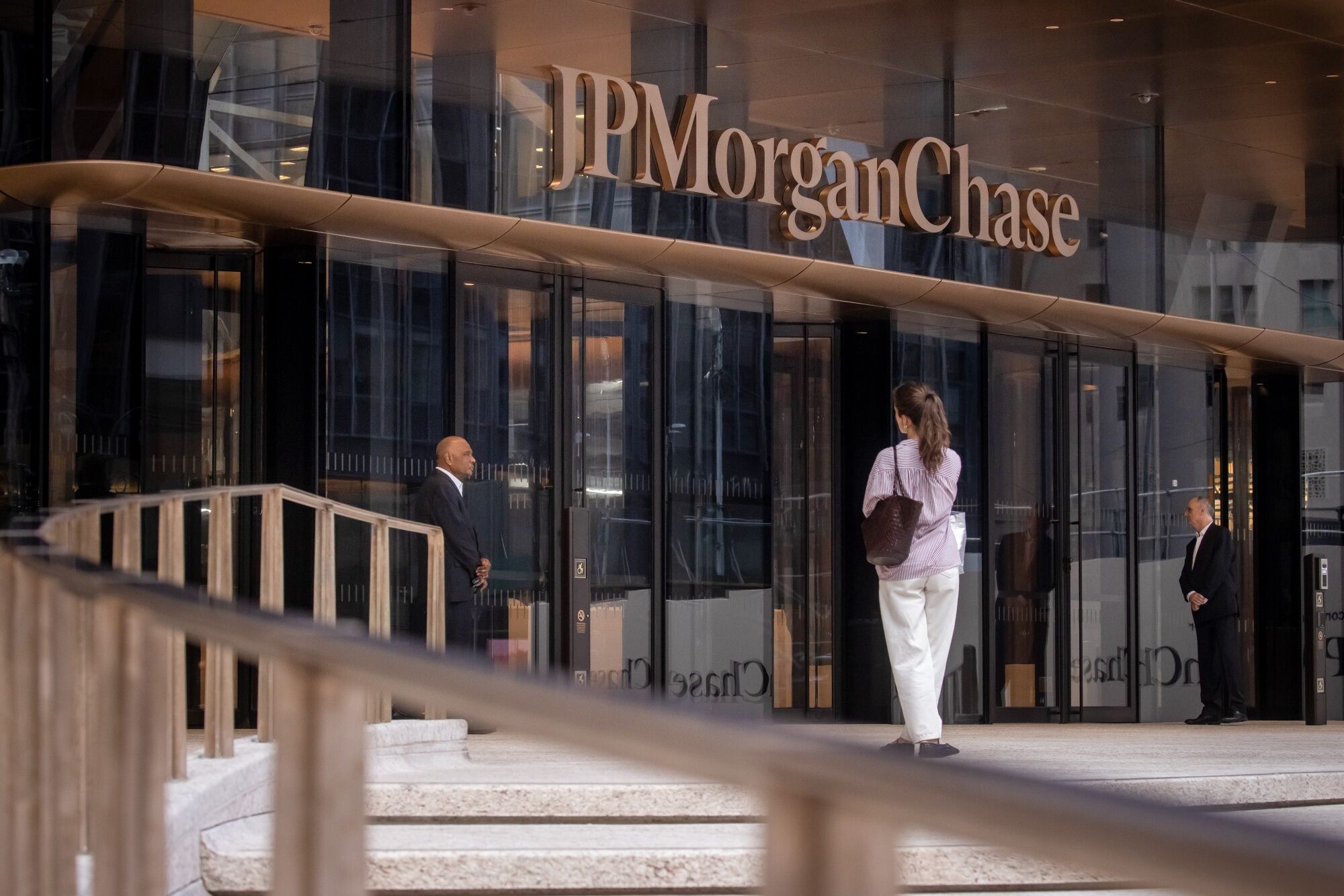 JPMorgan sorprende con caída en comisiones de banca de inversión en el ...