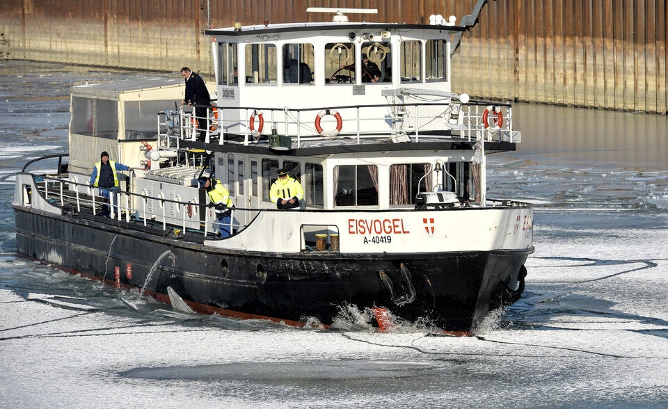 Eisbrecher muss Wiener Hafen freilegen