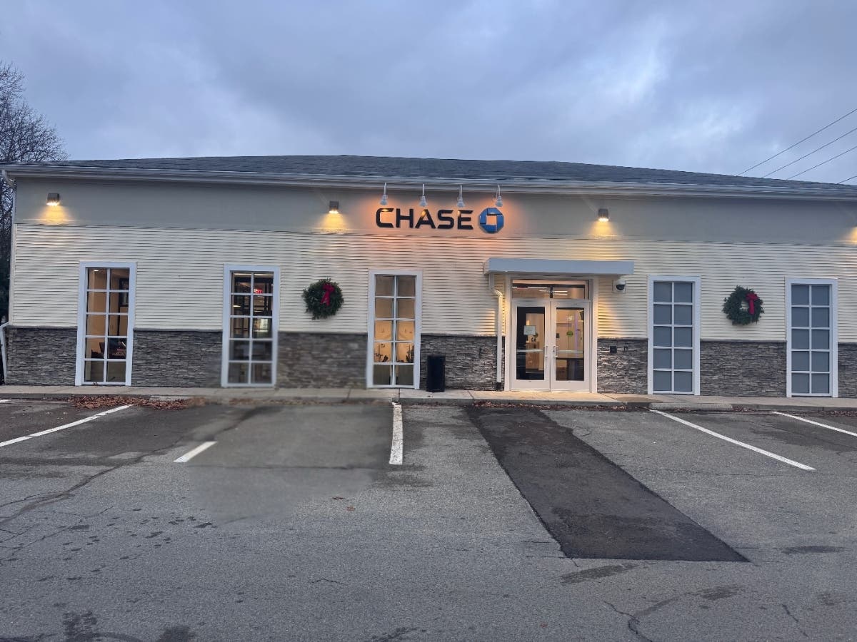 National bank chain opens first Wayland branch