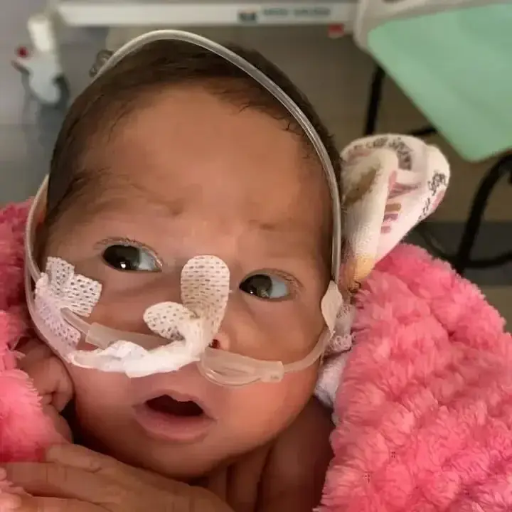 Una familia desafía el pronóstico médico y recibe a su bebé sana