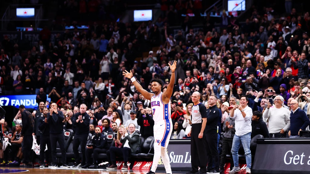 Kyle Lowry gets standing ovation from Raptors fans as 76ers win in Toronto